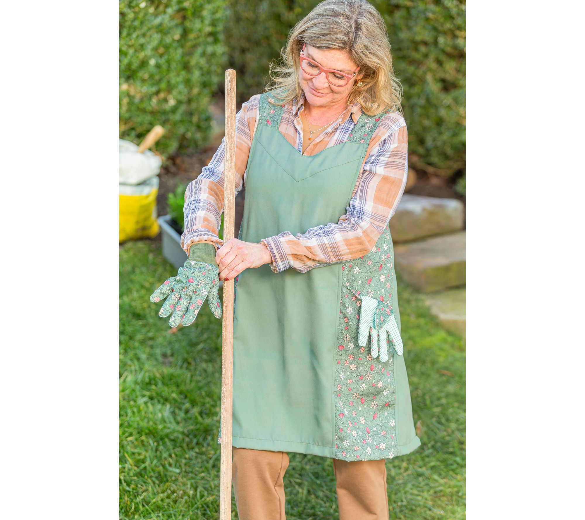 "As Is" Evergreen Edith Floral Gardener Full Apron and Gloves - QVC.com